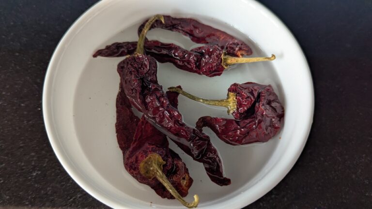 Lasaniya Batata Recipe – Gujarati Style Garlic Potatoes – TheTinyTaster