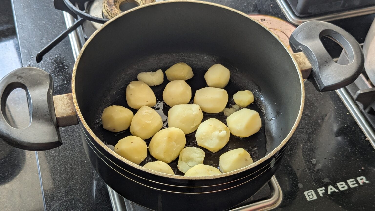 Lasaniya Batata Recipe – Gujarati Style Garlic Potatoes – TheTinyTaster