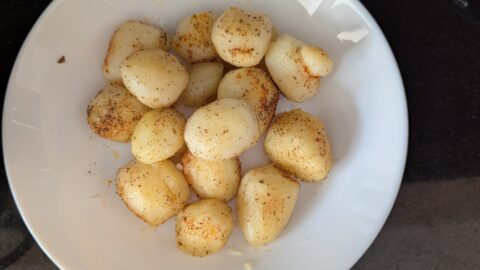 Lasaniya Batata Recipe – Gujarati Style Garlic Potatoes – TheTinyTaster