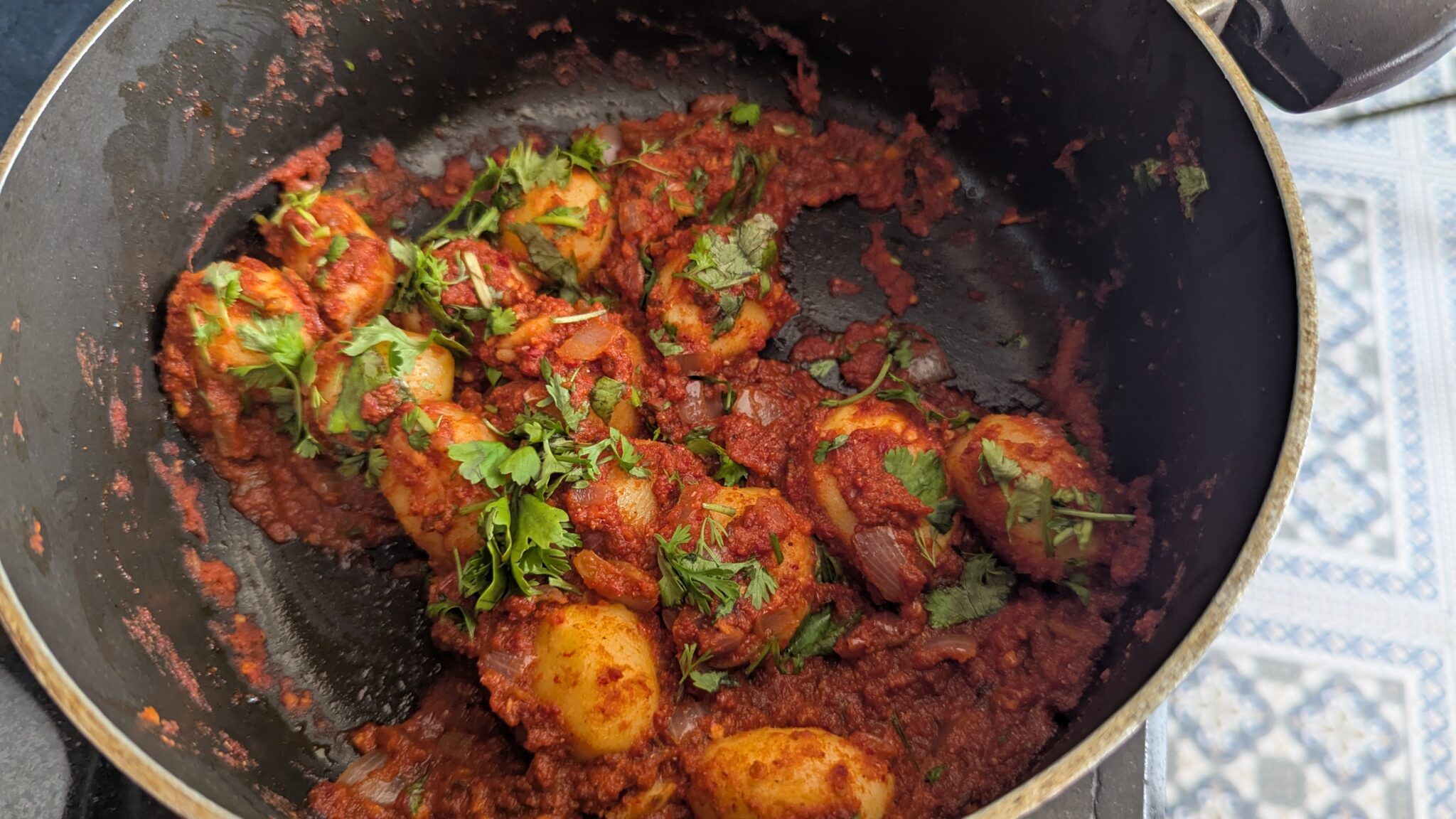 Lasaniya Batata Recipe – Gujarati Style Garlic Potatoes – TheTinyTaster