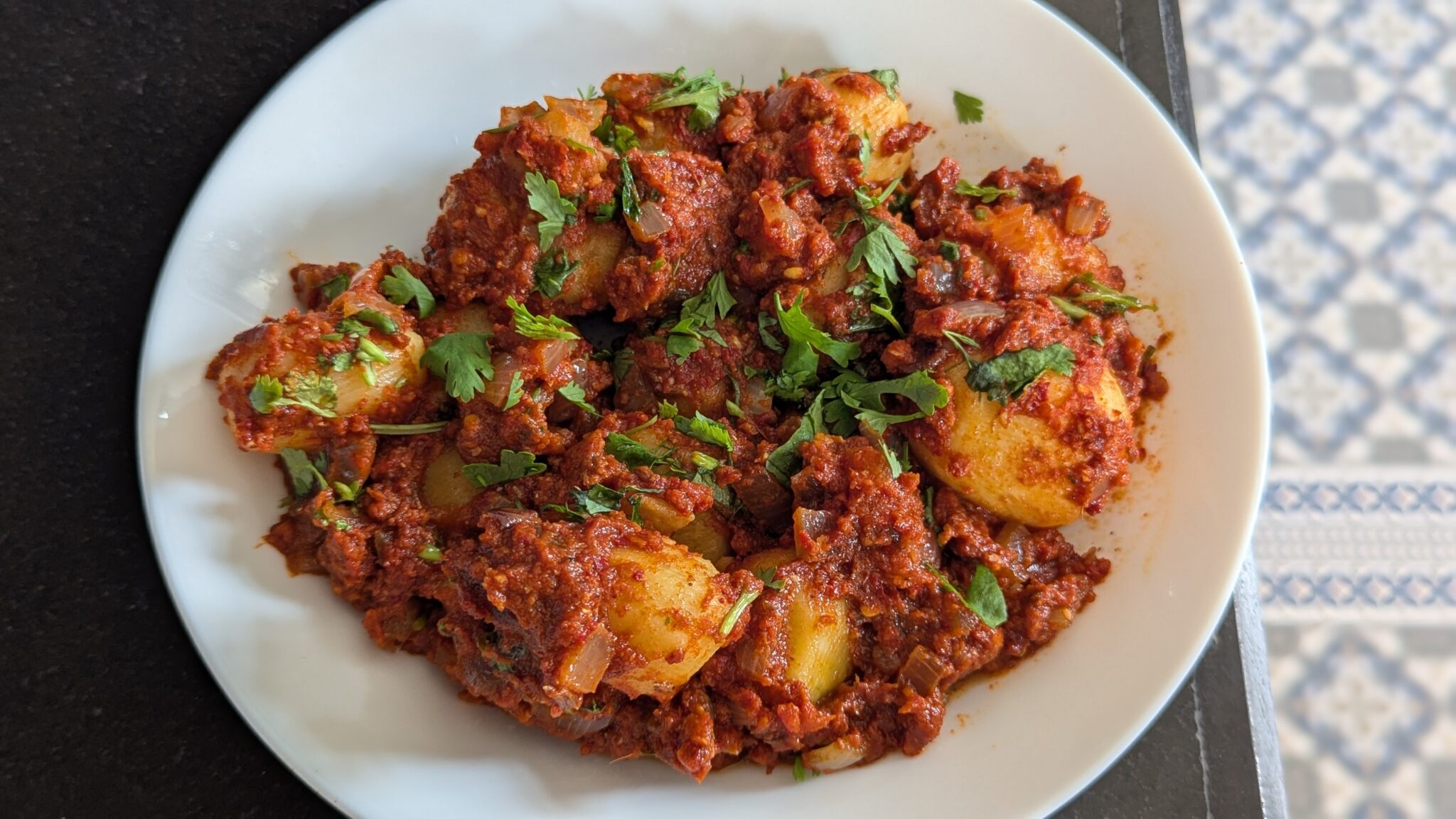 Lasaniya Batata Recipe – Gujarati Style Garlic Potatoes – TheTinyTaster